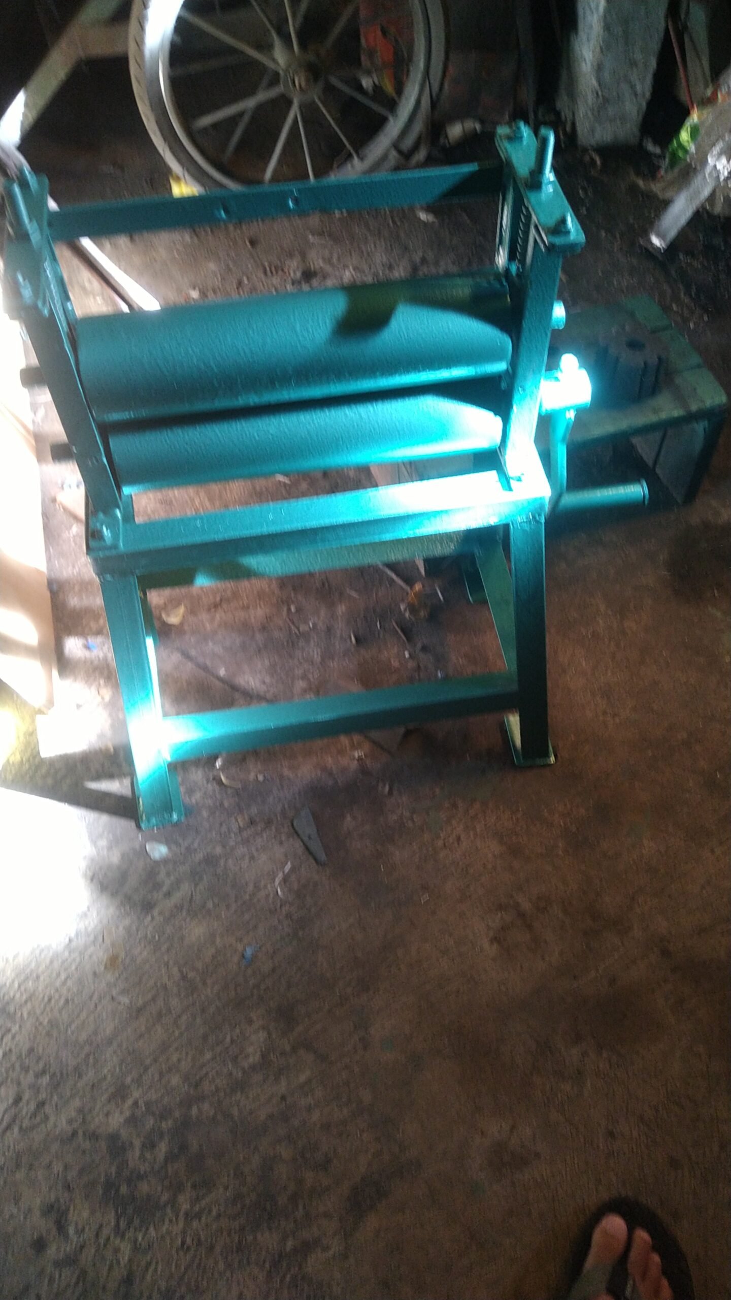 Mesin lem Roll Sandal | mesinembos.com | 082257391559